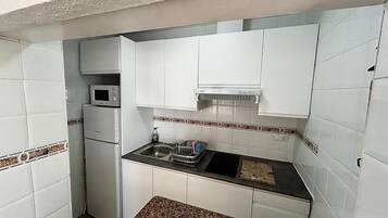 Apartamento | Cozinha privada | Um frigorífico, um micro-ondas, uma placa de cozinha