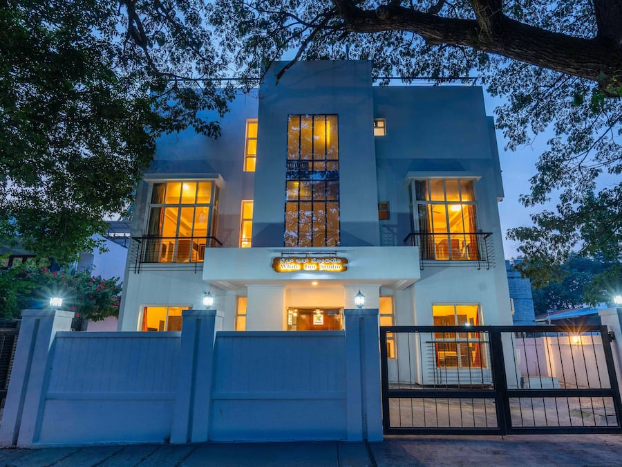 Um edifício moderno com uma placa que diz "White Inn Studio".