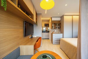 Apartamento Deluxe, Vista para a cidade | Sala de estar | TV de ecrã plano 