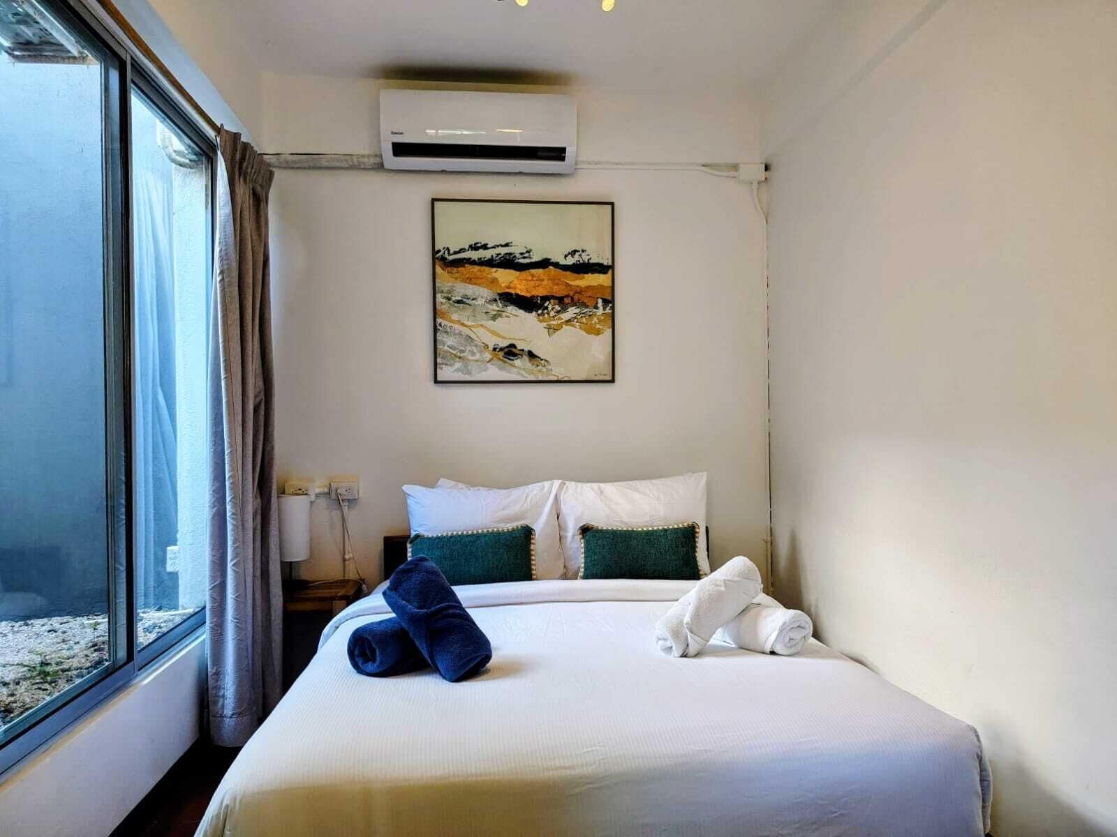 Cozy Double Small Room | Roupas de cama antialérgicas, cortinas blackout, quartos à prova de som