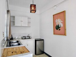Quarto Deluxe | Cozinha privada | São fornecidos artigos de higiene pessoal ecológicos