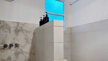 Quarto Familiar | Casa de banho | Um polibã, artigos de higiene ecológicos, toalhas fornecidas, sabão