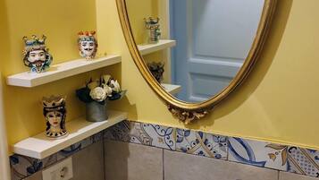 Um polibã, um secador de cabelo, roupões, toalhas fornecidas