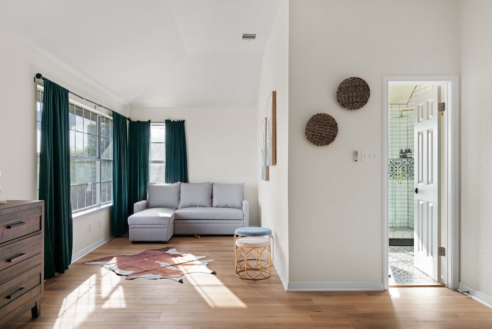 The Mad Hatter Heated Pool Gameroom - Round Rock, TX