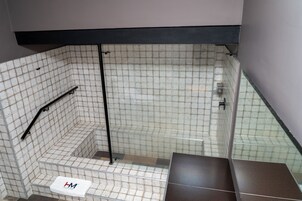 Quarto quádruplo família | Banheiro | Toalhas de banho, sabonete, shampoo, papel higiênico