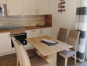 Apartamento | Cozinha privada | Uma cadeira de bebé 