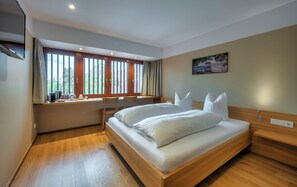 Quarto Duplo Standard | Secretária, secretária adequada para computadores portáteis