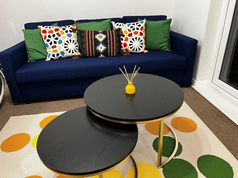 A Vibrant 3-bedroom House With Ample Parking In Derby - 德比