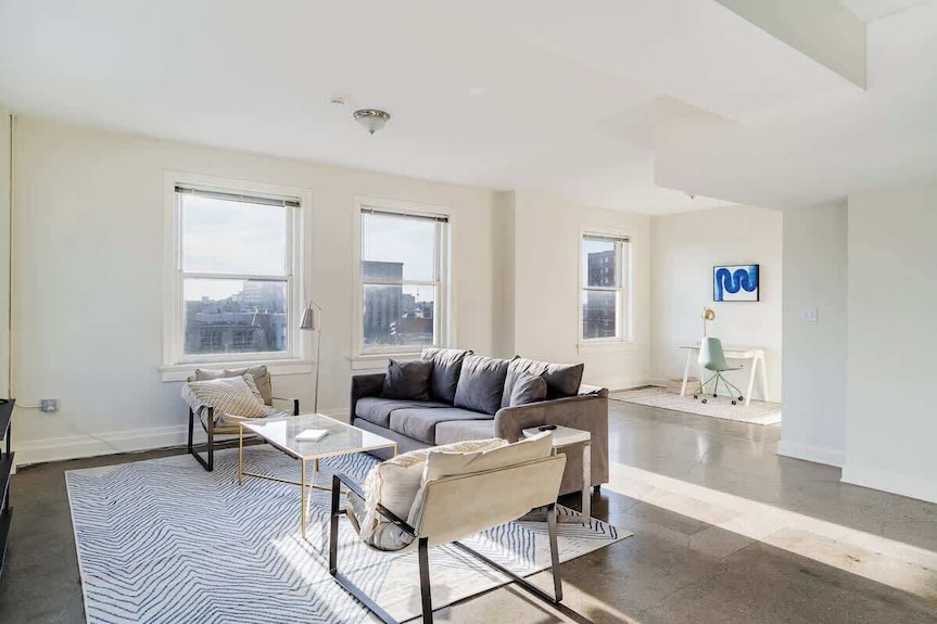 Historic Henry Clay Building Downtown W/ King Bed - KFC Yum! Center