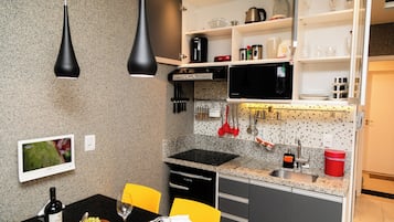 Suíte estúdio premium | Cozinha privada | Micro-ondas, cooktop, talheres/pratos/utensílios de cozinha