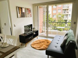 Apartamento Comfort | Sala de estar | Televisor de ecrã plano de 32 polegadas com canais digitais 