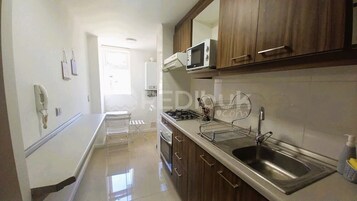 Apartamento Comfort | Cozinha privada | Uma placa de cozinha, uma chaleira elétrica, utensílios de cozinha 
