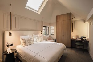 Quarto superior | Cofres nos quartos, escrivaninha, cortinas blackout