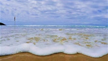 Na praia, praia de areia branca