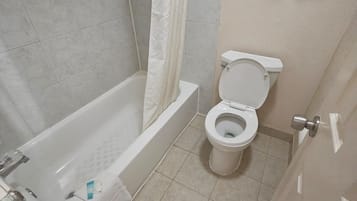 Toalhas de banho, sabonete, shampoo, papel higiênico