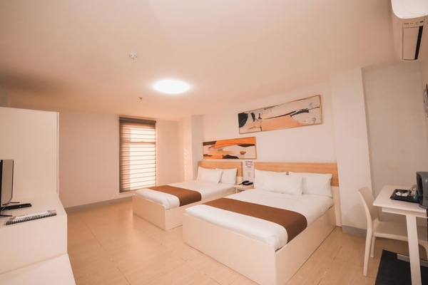Quarto Duplo Familiar | Cofre no quarto, secretária