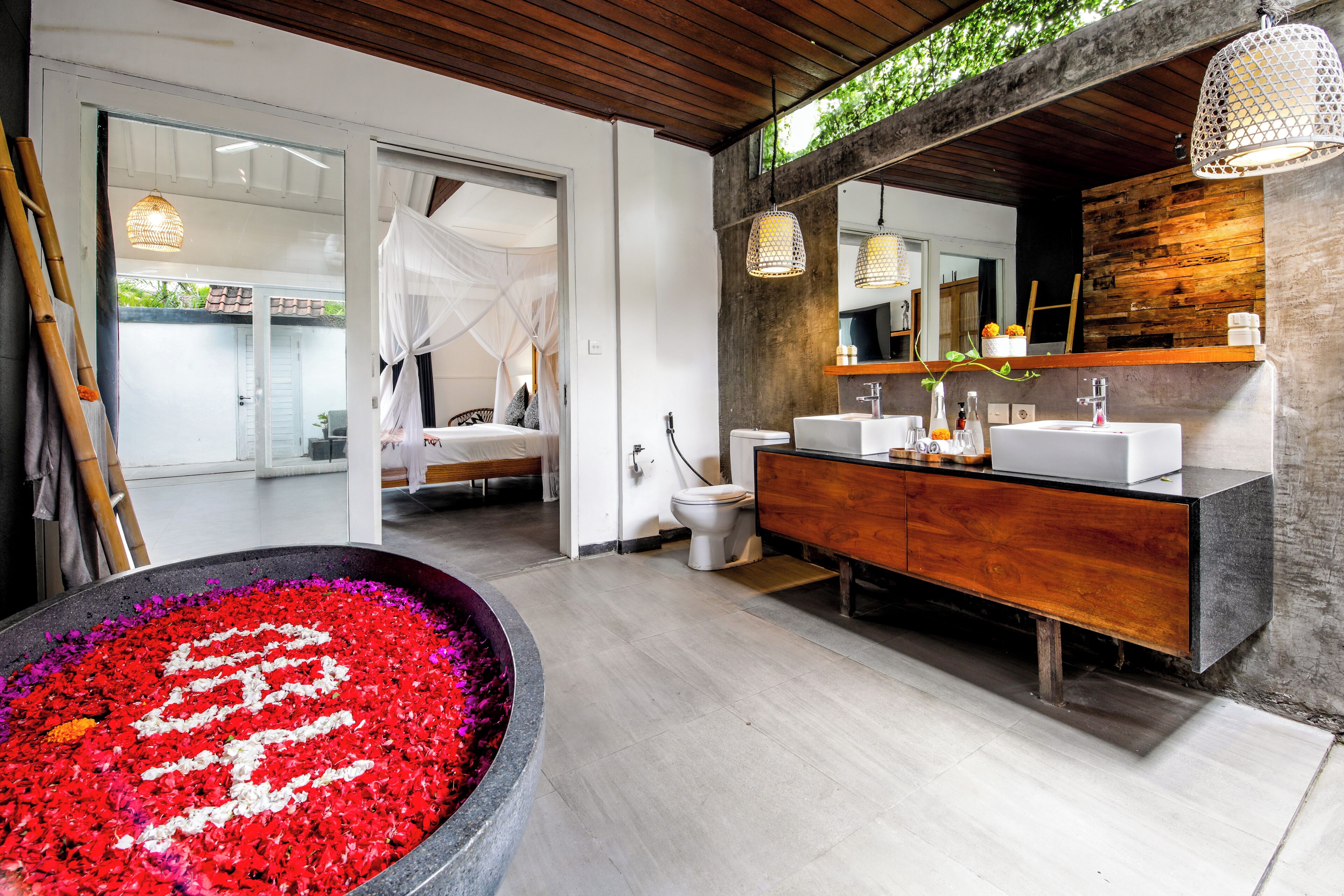 Villa, vista para a piscina | Casa de banho | Um polibã e uma banheira separados, toalhas fornecidas, sabão, champô 