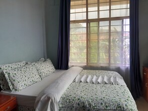 Quarto casal standard | Escrivaninha, espaço de trabalho para notebook, Wi-Fi de cortesia