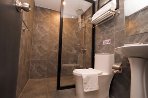 Chuveiro, toalhas de banho, sabonete, shampoo