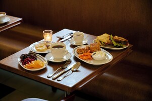 Pequeno-almoço preparado no momento diário mediante uma taxa 