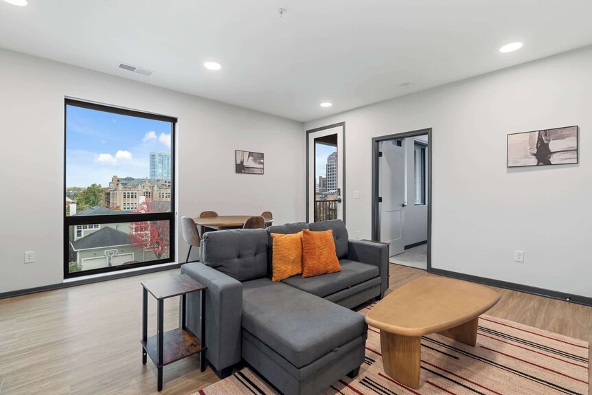 Cozysuites Mass W/ Parking, Lounge & Roof Deck #39 - Indianapolis, IN