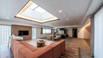 Suite de Luxo, não fumadores, varanda | 2 quartos, quartos insonorizados, Wi-fi grátis, roupa de cama fornecida