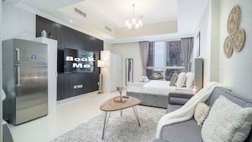 Estúdio, 1 cama King e sofá-cama | Área de estar | Smart TV 42 polegadas com canais digitais, Netflix
