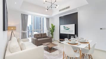 Apartamento Deluxe, 1 quarto, não fumadores, 2 casas de banho | Sala de estar | Smart TV de 42 polegadas com canais digitais, Netflix