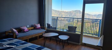 Quarto Duplo Comfort, vista para a colina | Secretária, secretária adequada para computadores portáteis 