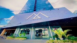 Um edifício moderno com um letreiro de 'Meridian' bem visível na fachada.