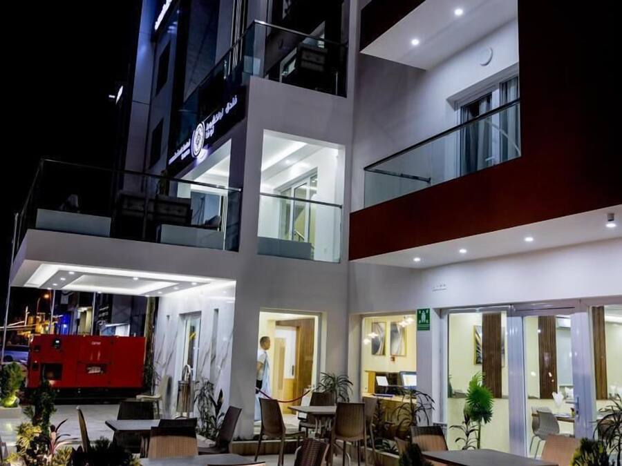 Fachada do alojamento (tarde/noite)