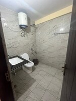 Quarto Individual Superior, vista para a montanha | Casa de banho | Uma combinação polibã/banheira, chinelos, toalhas fornecidas, sabão 