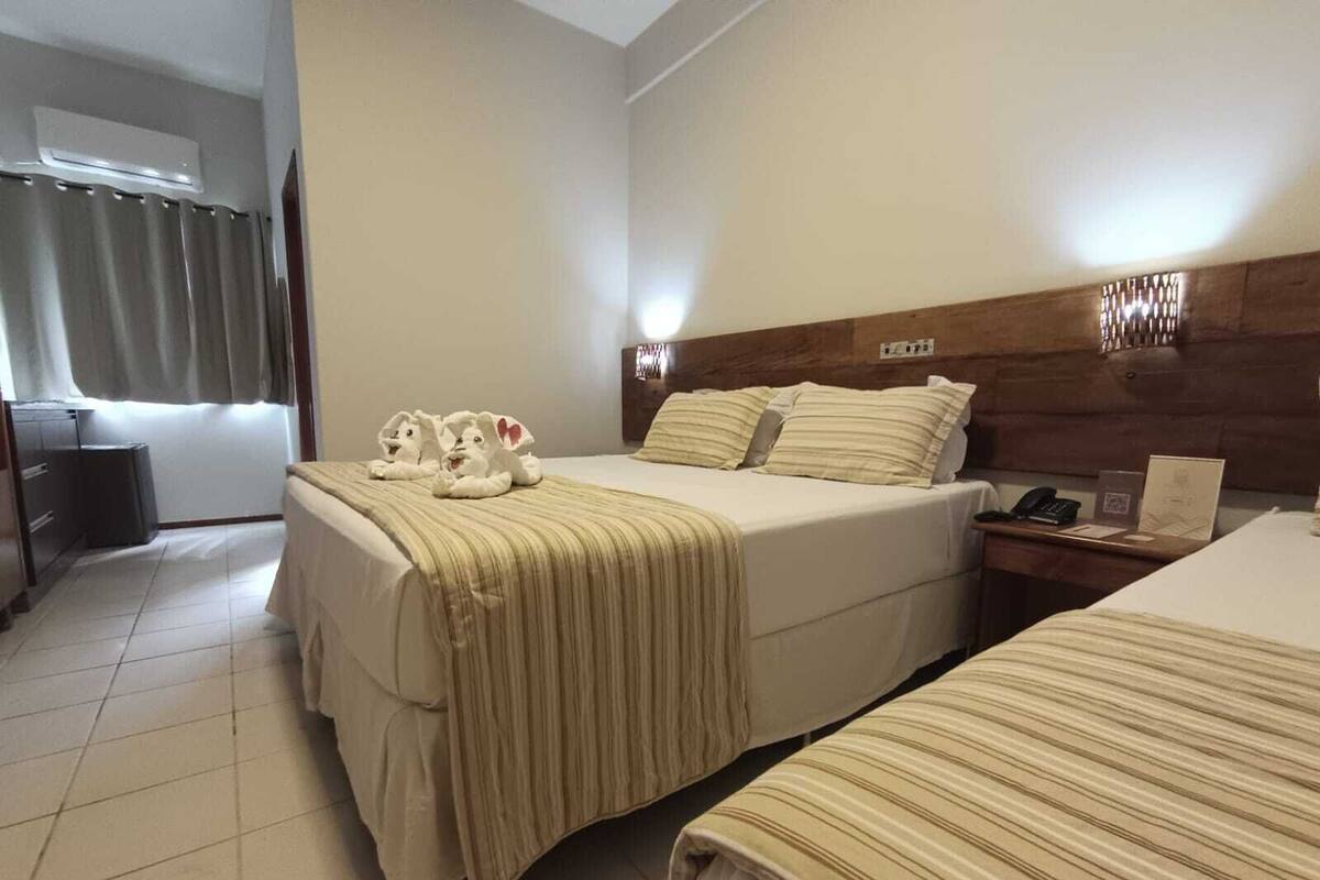 Quarto Duplo ou Twin Comfort | Cofre no quarto, secretária, cortinas/cortinados opacos, Wi-fi grátis