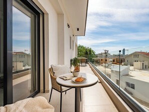 Apartamento, 2 quartos, sacada, vista para a cidade | Sacada