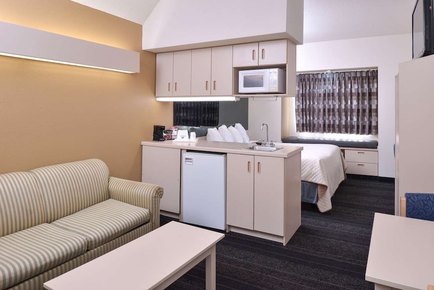 Budget-minded Traveler's Dream: Comfortable Room With Breakfast Included - Maryville, MO