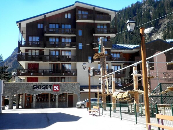 100m from ski lifts, 1st floor, terrace, balcony, tv, ski locker, 19m² ...