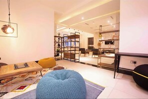 Quarto Deluxe, varanda, Vista para a cidade | Sala de estar