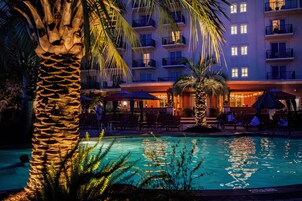 Piscina interna, piscina externa, funciona das 6h às 22h, guarda-sóis