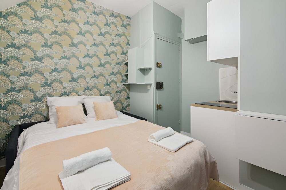 TBS 820 - Cosy and intimate studio - Montrouge | Vrbo