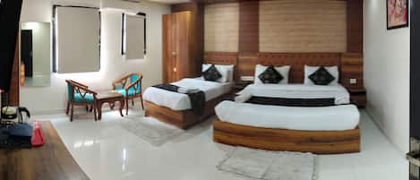 Quarto triplo conforto, vista para a cidade | Roupas de cama antialérgicas, escrivaninha, Wi-Fi de cortesia