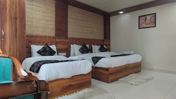 Quarto triplo conforto, vista para a cidade | Roupas de cama antialérgicas, escrivaninha, Wi-Fi de cortesia