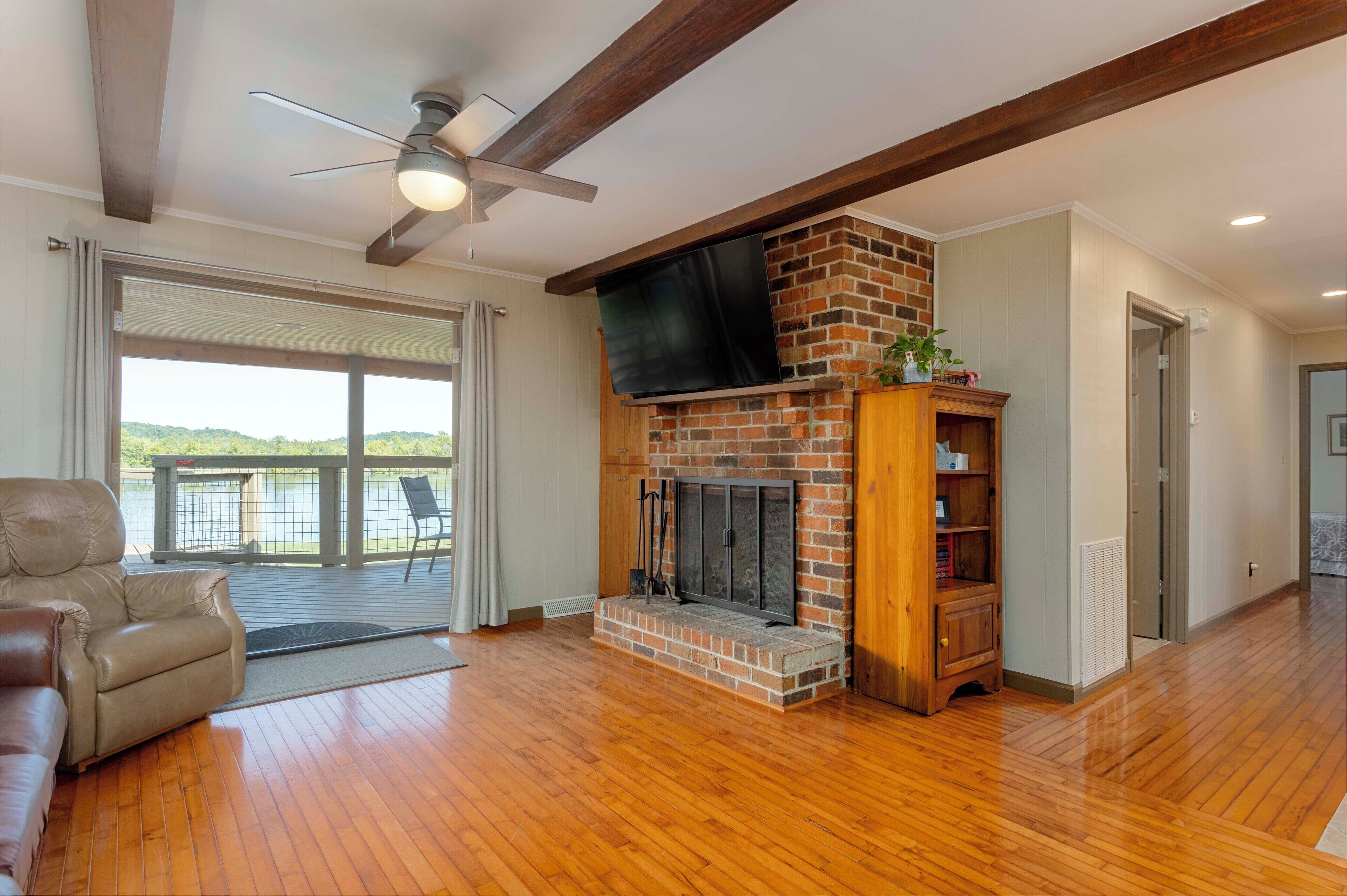 Lakefront Oasis:big Back Porch, Private Pool & Hot Tub! All On Lake Chickamauga - Chickamauga Lake, TN