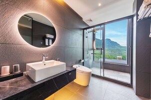 Quarto Twin de Luxo, várias camas, casa de banho privativa, vista para a colina | Casa de banho | Artigos de higiene pessoal grátis, um secador de cabelo, roupões
