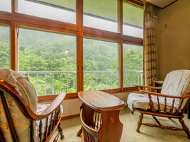 Quarto básico, para não fumantes, vista para a montanha | Cofres nos quartos, escrivaninha, Wi-Fi de cortesia, roupa de cama