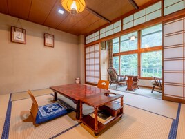 Quarto básico, para não fumantes, vista para a montanha | Cofres nos quartos, escrivaninha, Wi-Fi de cortesia, roupa de cama
