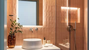 Suite Júnior | Casa de banho | Um polibã, um secador de cabelo, roupões, chinelos