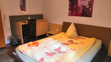 Quarto Clássico com Cama de Casal | 1 quarto, secretária, secretária adequada para computadores portáteis