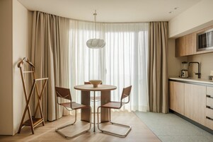 Um frigorífico, um micro-ondas, um forno, uma placa de cozinha 