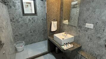 Quarto Duplo de Luxo | Casa de banho | Um polibã, toalhas fornecidas, sabão, champô