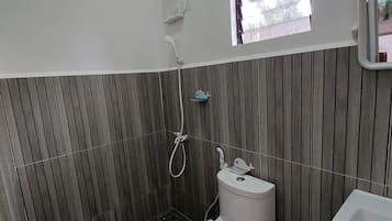 Quarto Básico | Casa de banho | Um polibã, toalhas fornecidas